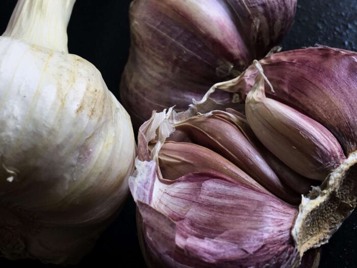 What's The Difference Between White Garlic And Purple Garlic? - Local 8 Now